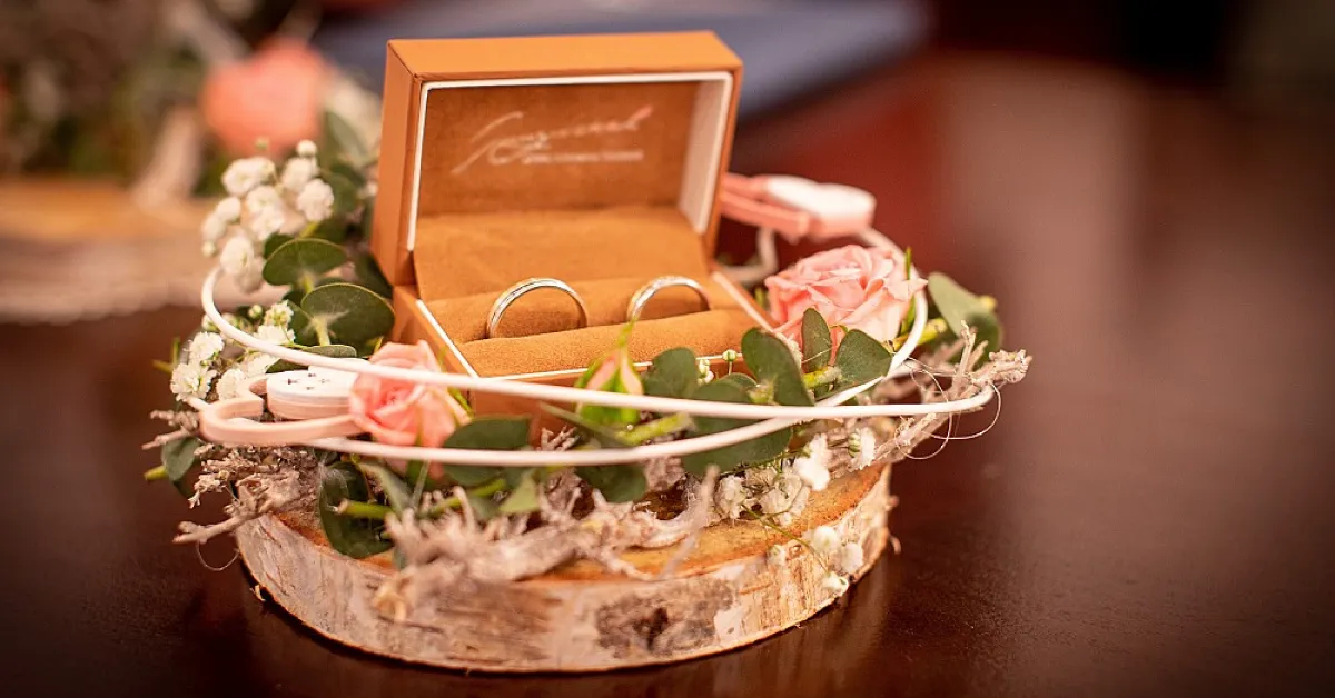 How a contour band enhances your wedding ring